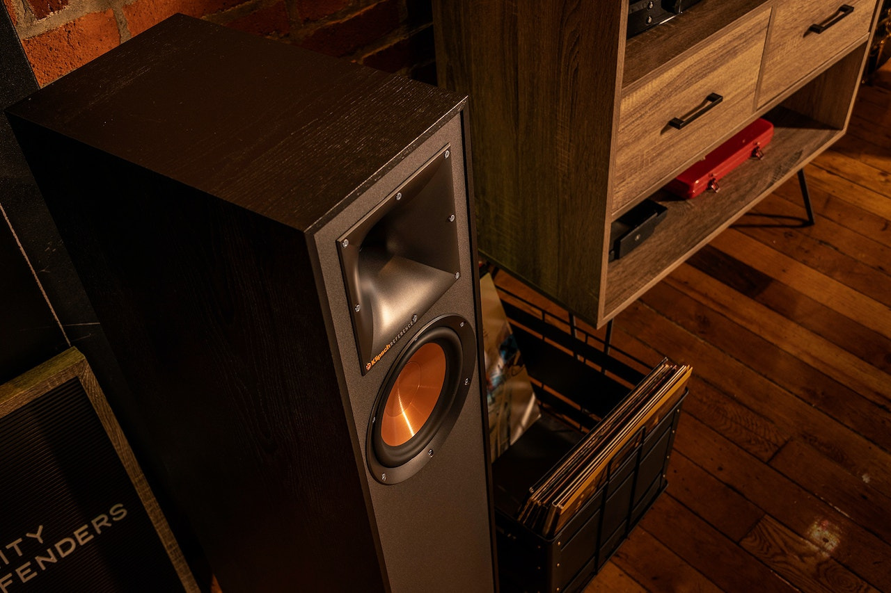 Aesthetic & High-Performance Floorstanding Speakers: Klipsch R-610F Review